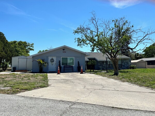 Serene Lake View-king Bed,jacuzzi, K-ette,parking, Wifi - Spring Hill, FL
