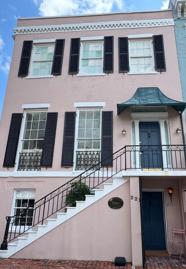 Bosch Huis Rosé | Savannah Historic District - Savannah, GA