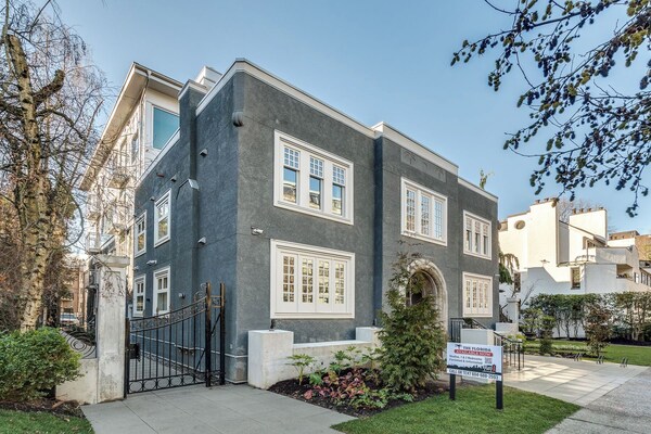 New West End Studio, Pet Allowed@ 1170 Barclay - Vancouver