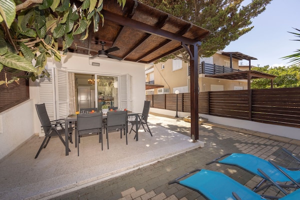 Larnaca Oneiro Seaside Villa - Перволия