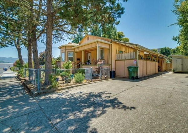 Stylish, Eclectic Two Bedroom Retreat Near Downtown & Hospital - Ukiah, CA