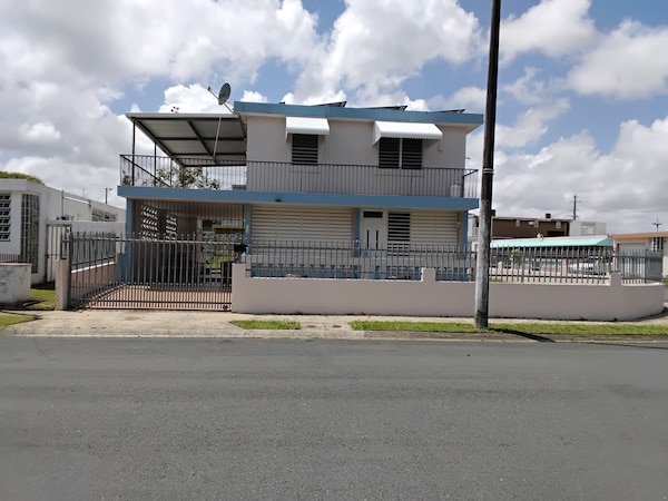 2 Story 5 Br Home W/solar Panels, A/c And Wifi - Caguas