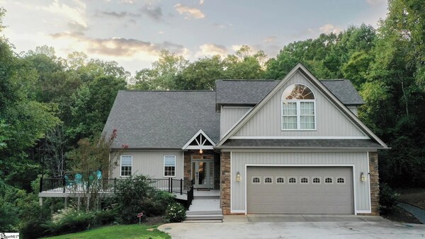 Luxury 4br/4ba Lake Keowee Retreat- Mountain Cabin Vibes + Private Dock - Walhalla, SC