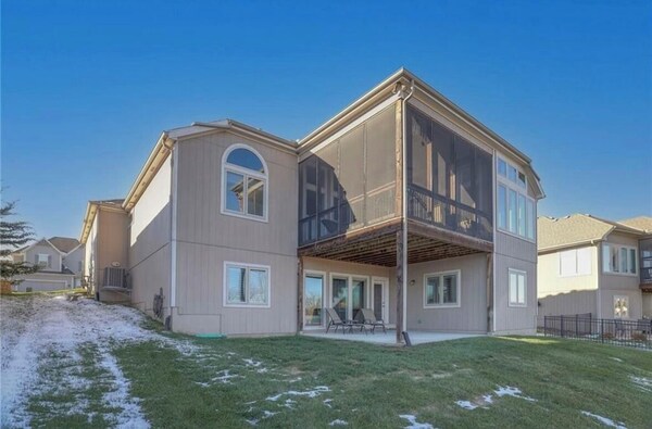 Make Yourself At Home In This Fully Furnished 4-bed, 3-bath Home - Kansas City, MO
