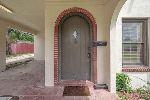 A Nice Hacienda In Central Waco! - Waco, TX