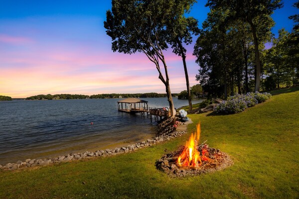 New! Lakefront Retreat W/ Kayaks + Firepit + Views - Mooresville, NC