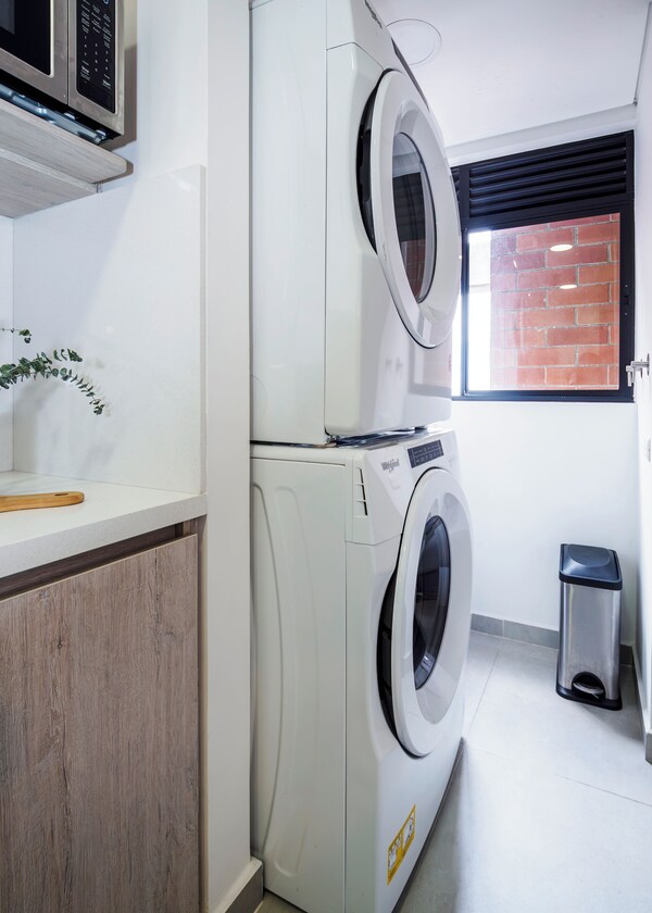 Envigado Luxury Apt: Steps From The Largest Mall - Medellín