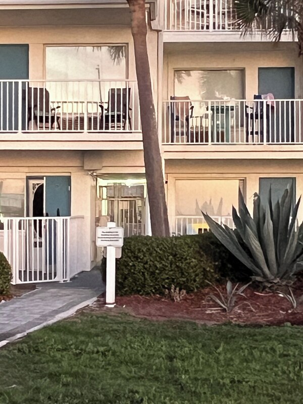 Ground Floor Oceanfront Condo In Lovely Daytona Beach. 1 Bedroom With Ac & Wifi - Daytona Beach, FL