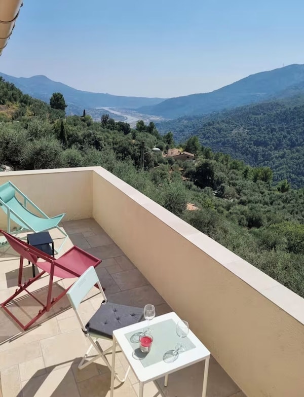Studio With Pool And Panoramic View In Gilette - Carros