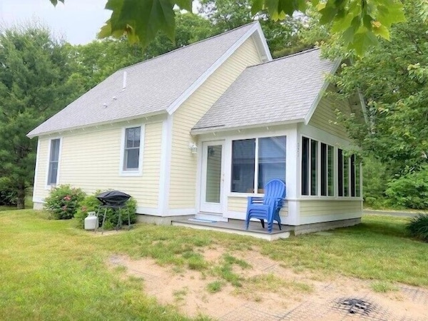 Cottages At Summer Village, Fully Furnished Cottage, Wi-fi, Heated Pools, Hot Tub - Ogunquit, ME