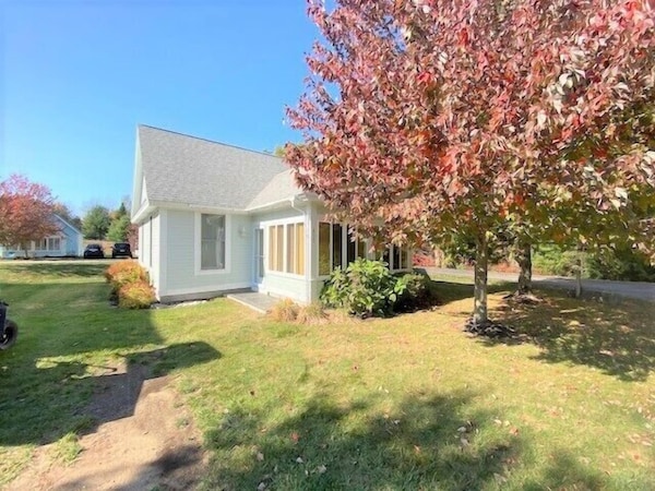 Cottages At Summer Village, Fully Furnished Cottage, Wi-fi, Heated Pools, Hot Tub - Ogunquit, ME