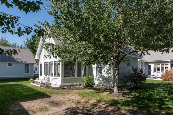 Cottages At Summer Village, Fully Furnished Cottage, Wi-fi, Heated Pools, Hot Tub - Ogunquit, ME