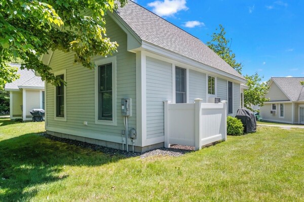 Cottages At Summer Village, Fully Furnished Cottage, Wi-fi, Heated Pools, Hot Tub - Ogunquit, ME