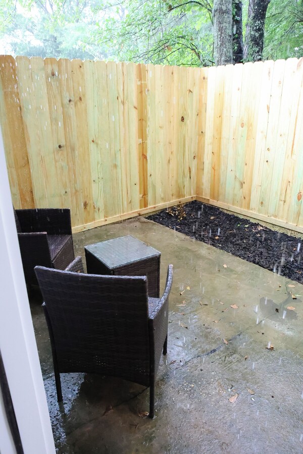 Cozy 2 Br Bungalow - Near Dining- College + Patio - Hattiesburg, MS
