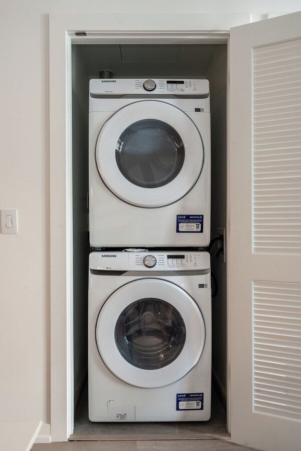 Sophisticated Jr 2-bedroom Apartment With Full Kitchen In Lively Los Angeles - Los Angeles, CA