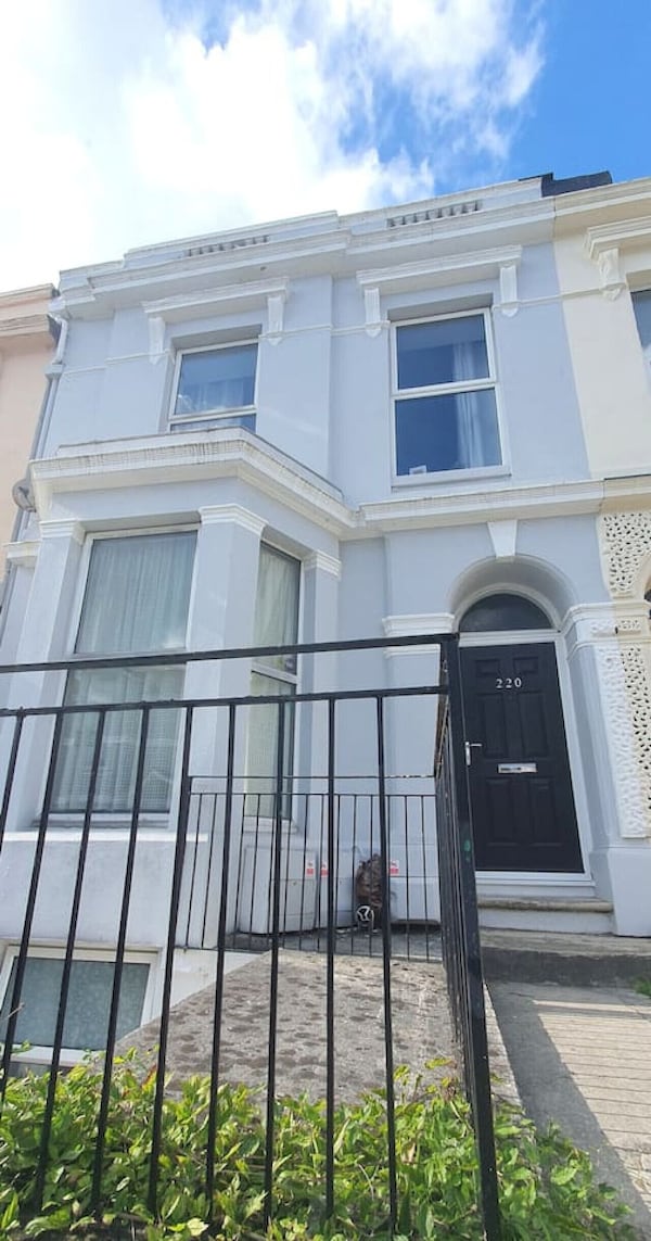 Spacious Penthouse | Central  Location | 3 Doubles - Saltash