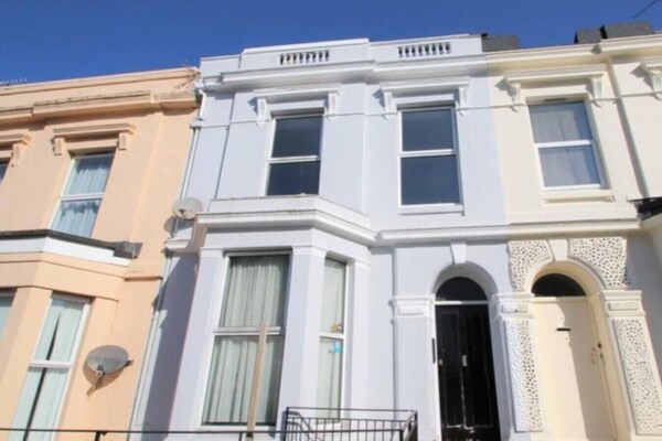 Modern, Spacious 2-bed Apartment - Saltash
