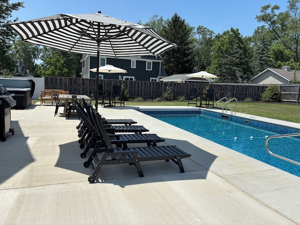 Private Salt Water Pool/hot Tub, 6 Bed/6bath, Game Room, 1 Block From Beach! - South Haven, MI