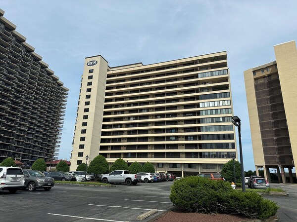 Oceanfront Efficiency Condo In Ocean City Md With An Oceanfront Pool And Sundeck - Fenwick Island, DE