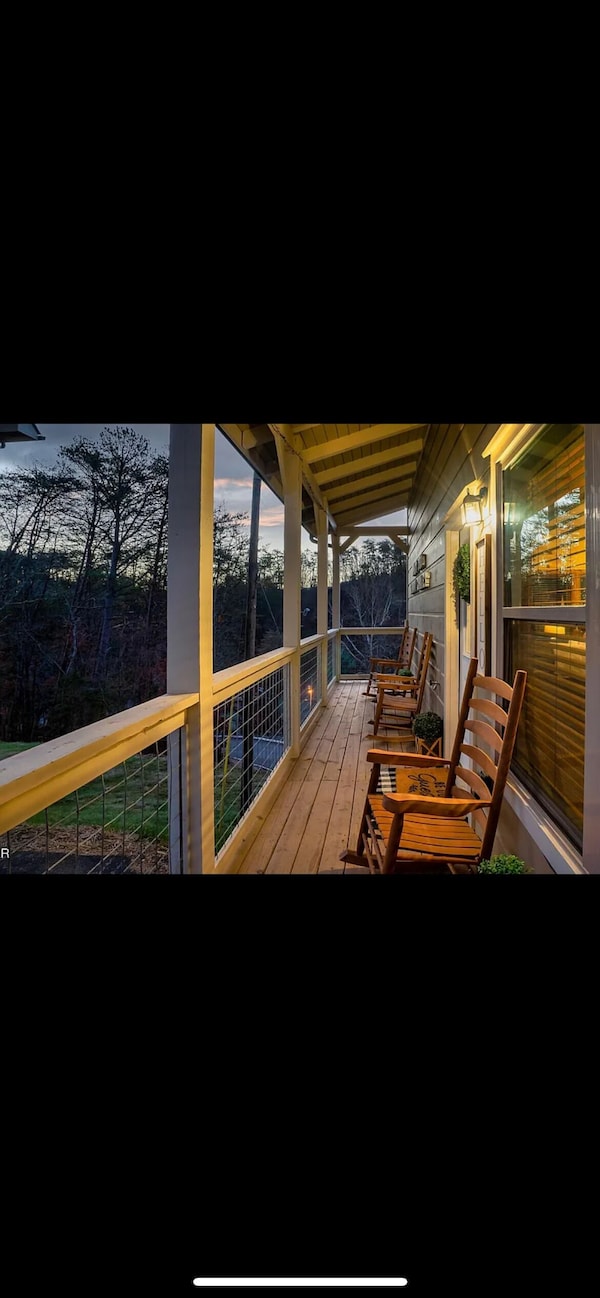 Charming Pet Friendly 3 Bedroom Chalet In Pigeon Forge With Heated Pool - Pigeon Forge, TN