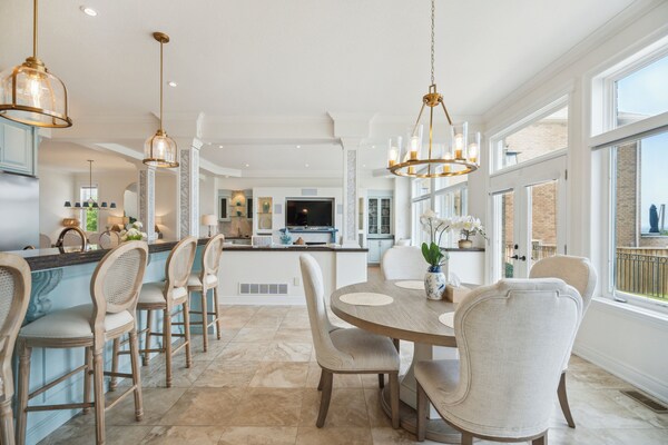 Lakeside Villa  Luxury Waterfront Retreat With Skyline Views - Hamilton