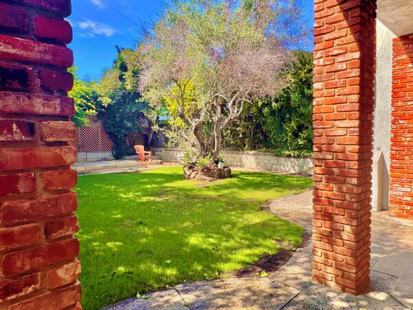 West La ~ Private Bungalow ~ 15 Min To Beach & Lax - Los Ángeles, CA