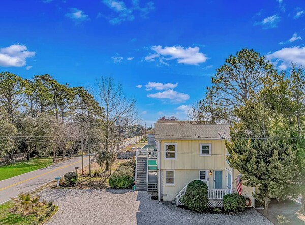 Spacious 6-br Beach Cottage - North Myrtle Beach, SC