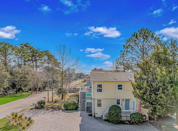 Spacious 6-br Beach Cottage - North Myrtle Beach, SC