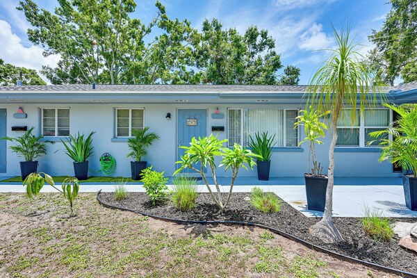 Outdoor Entertainment Area: Clearwater Condo! - ダニーディン, FL