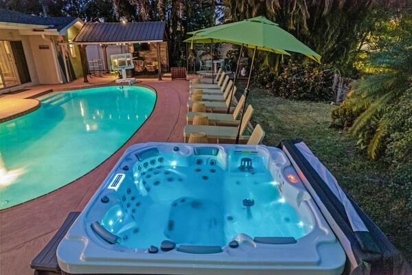 Sleeps 12~heated Pool~pickleball~hot Tub~fire Pit - Clearwater, FL