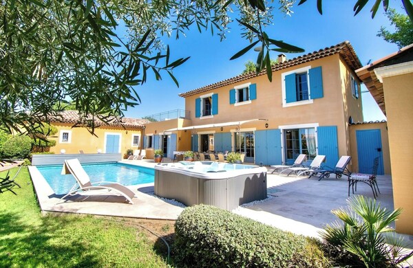 Homerez - Spacious Villa With Pool And Jacuzzi - Apt