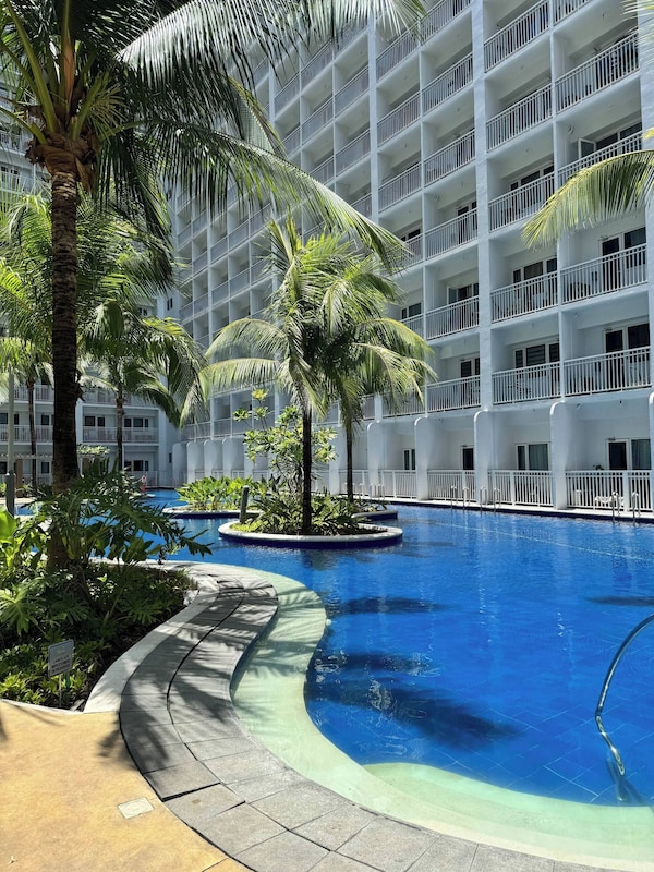 Relax In Pasay City's Best Kept Secret - Spacious Condo With Garden View - Manila