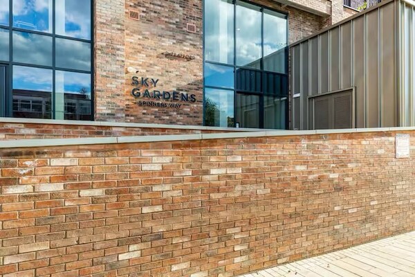 2 Level Apartment - Balcony - Free Parking - Manchester Central - Oldham