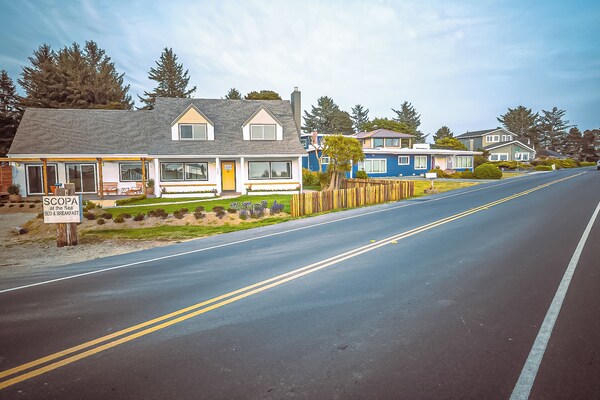 4 Waterfront Houses In 1:  "Scopa" + "Selah" + "Seaview" + "Seasong" - Crescent City, CA