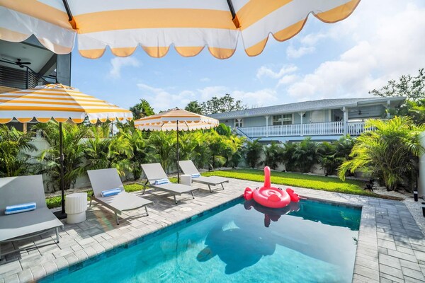 New 4 Bed 3 Bath, Heated Salt Pool, Walk2beach, 2 75" Tv, Pool Table, Elevator, Private Oasis - Indian Rocks Beach, FL