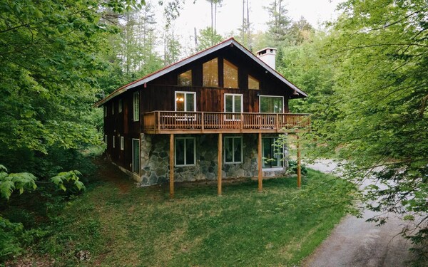 Silver Birch Chalet: Mountain Apartment W/ Hot Tub - Vermont