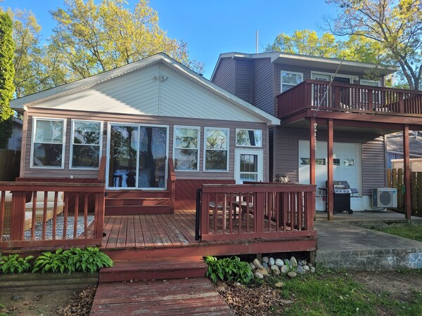 New!  Seven Oaks At Bass Lake - Beautiful Lakefront Getaway With Dock And Canoe! - Tawas City, MI