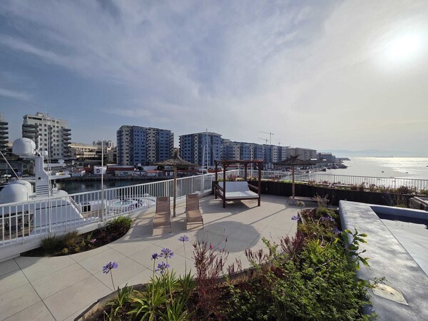Luxury Marina Apartment, Pool, Views & Prime Location - Gibraltar