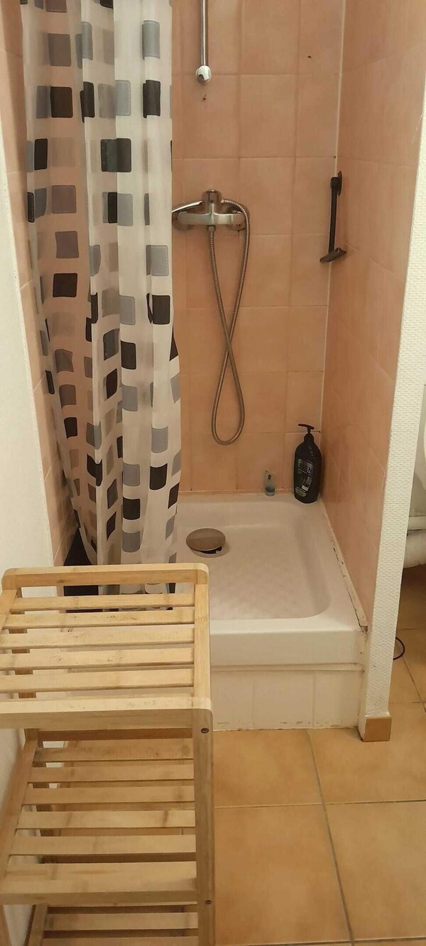 Homerez - Cozy Apartment In Amiens With Garden - Creuse