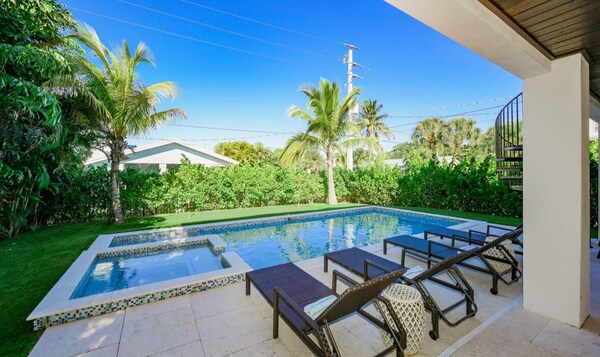 Spacious 7-bedroom Home In Anna Maria~ Putt Putt, Ping Pong, 3 Blocks To Beach! - Anna Maria, FL