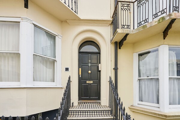 Host & Stay | Dreamz - Brighton