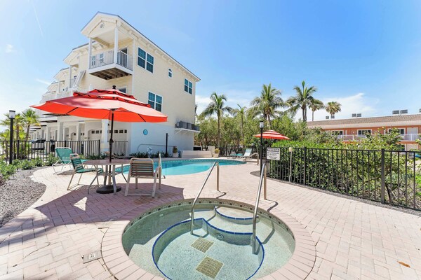 2-minute Walk To Beach - Heated Pool - Hot Tub - Family - Anna Maria Island, FL
