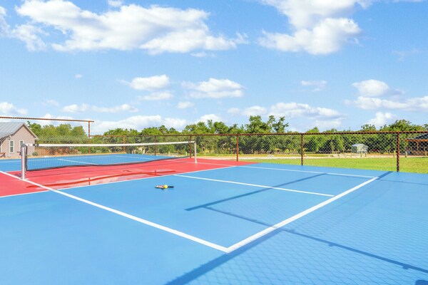 Wimberley Travelers Cottage W/ Firepit & Pickleball - Dripping Springs, TX
