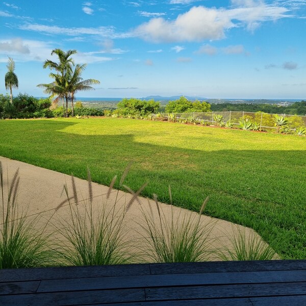 Doug's Place - Spectacular Views + Tennis Court - Mackay