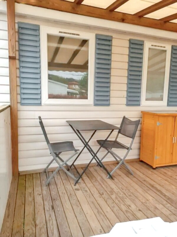 Homerez - Bungalow Confortable Près De Condrieu Avec Piscine Partagée - Condrieu