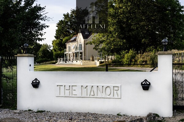 The Manor Hot Tub Escape - Bath