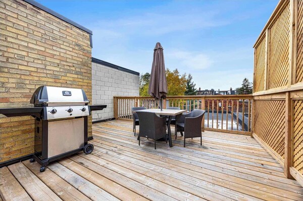Casa Hotel: Stylish Modern Family Suite W Patio - Toronto