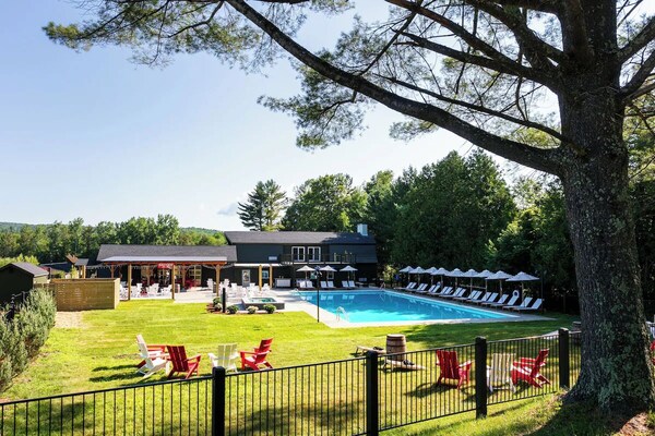 Comfortable Modern Room Perfect For Adventurous Trips! Outdoor Pool - Waterbury Village Historic District