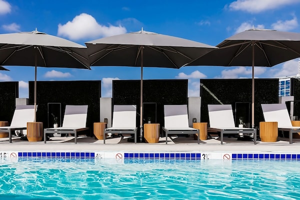 Elegant West Hollywood Escape With Rooftop Access And Queen Comfort - West Hollywood, CA