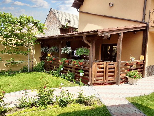 Homerez - Charming House In Săcele With Garden View + Bbq - Comuna Prejmer